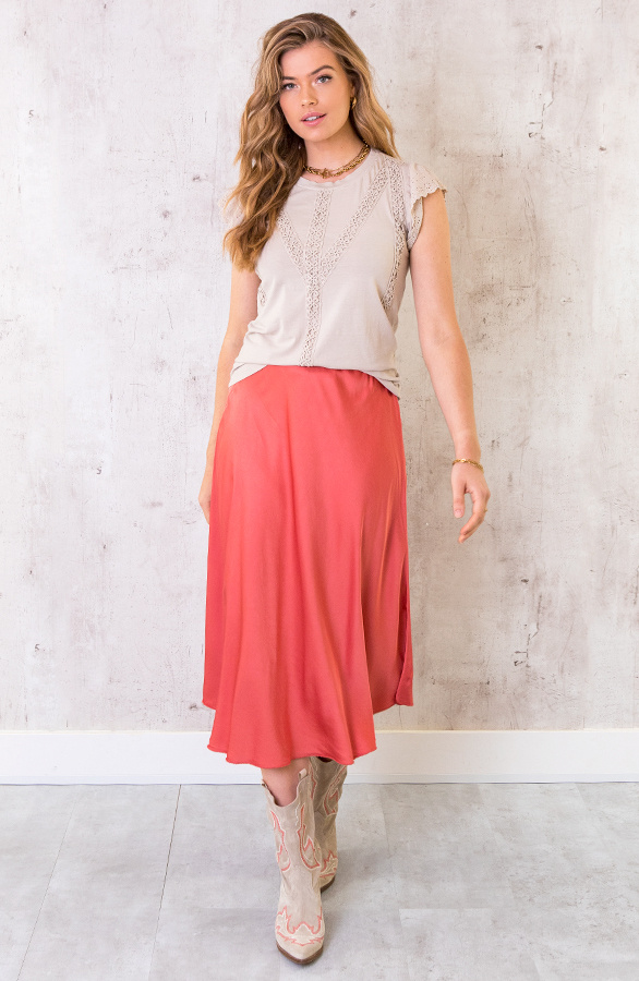 Midi Satijnen Rok Koraal | fashionmusthaves.nl