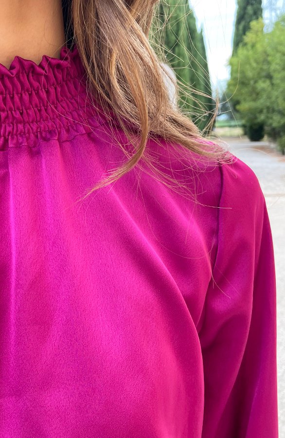 Satijnen Col Blouse Magenta | fashionmusthaves.nl