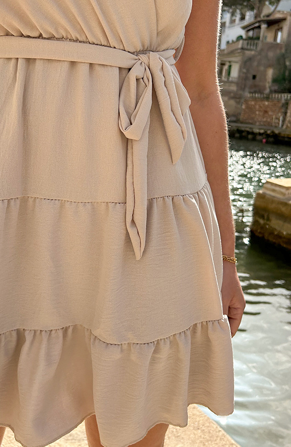 Sienna Jurk Beige | Fashionmusthaves.nl