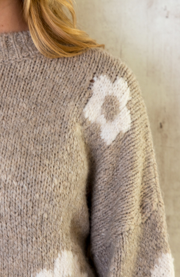 Soft Flower Sweater Beige | Fashionmusthaves.nl