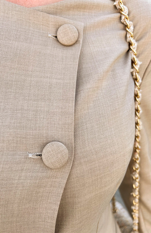 Ultimate Muse Button Blazer Dark Beige | Fashionmusthaves.nl