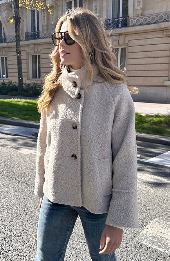 Teddy Jas Met Knopen Beige | Fashionmusthaves.nl